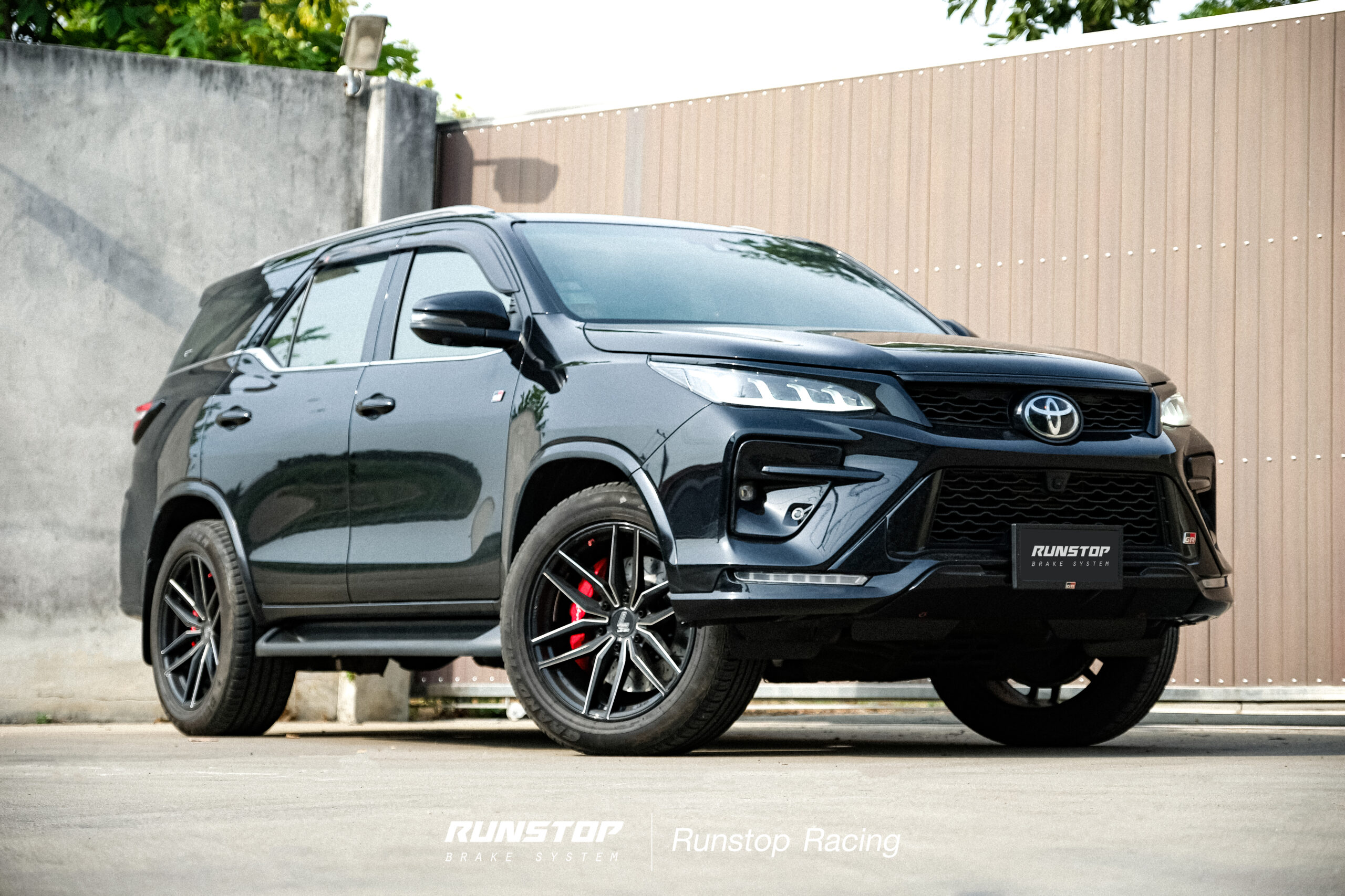 TOYOTA FORTUNER x R8 & R10 - Runstop